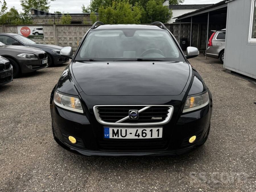 Black Volvo V50 2009 in Daugavpils, with an engine capacity of 2.00 L and mileage of 0 thousand km for 3590 €, photo 3 on AUTOMOTO.COM.LV
