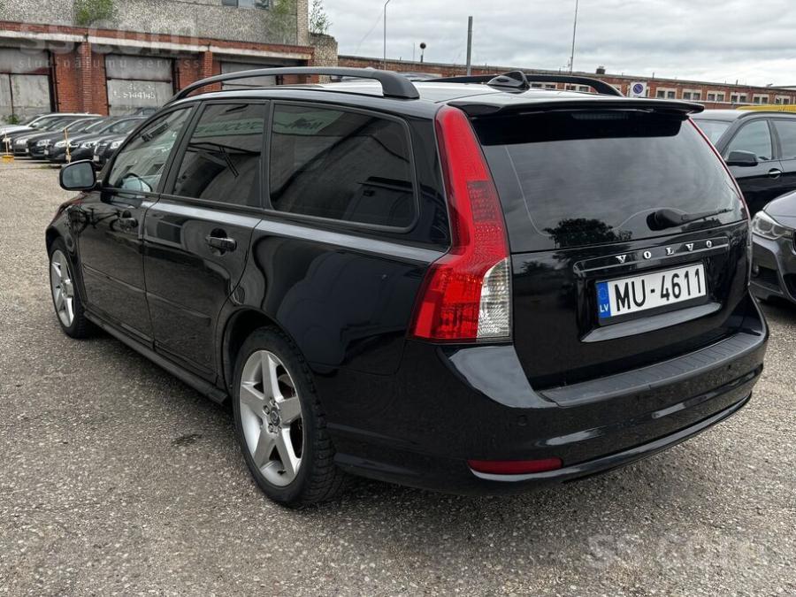 Black Volvo V50 2009 in Daugavpils, with an engine capacity of 2.00 L and mileage of 0 thousand km for 3590 €, photo 5 on AUTOMOTO.COM.LV