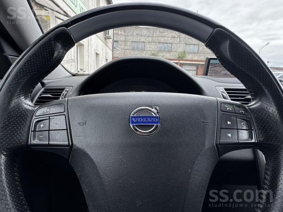 Black Volvo V50 2009 in Daugavpils, with an engine capacity of 2.00 L and mileage of 0 thousand km for 3590 €, photo 19 on AUTOMOTO.COM.LV