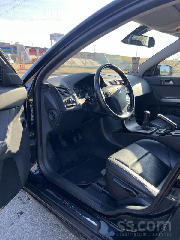 Black Volvo V50 2009 in Aizkraukle, with an engine capacity of 2.00 L and mileage of 270 thousand km for 2000 €, photo 4 on AUTOMOTO.COM.LV