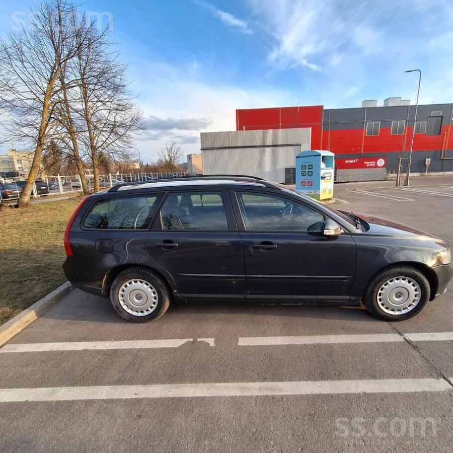 Черный Вольво В50 2009 в Рига, объемом двигателя 1.60 л и пробегом 449 тыс. км за 1700 €, фото 1 на AUTOMOTO.COM.LV