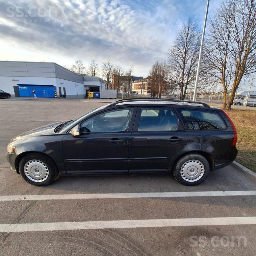 Черный Вольво В50 2009 в Рига, объемом двигателя 1.60 л и пробегом 449 тыс. км за 1700 €, фото 3 на AUTOMOTO.COM.LV