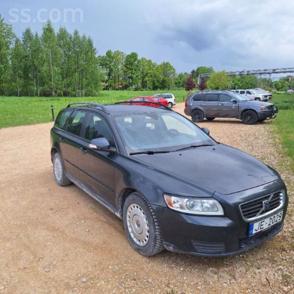 Black Volvo V50 2009 in Riga, with an engine capacity of 1.60 L and mileage of 449 thousand km for 1200 €, photo 1 on AUTOMOTO.COM.LV