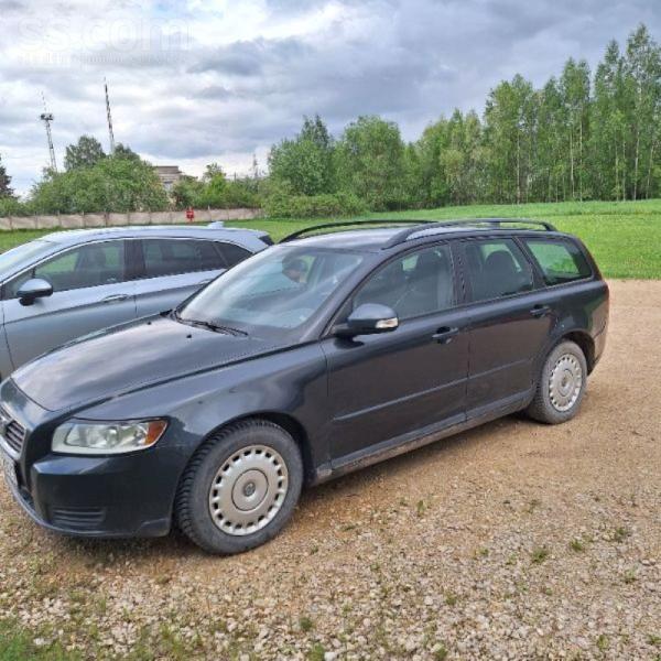 Black Volvo V50 2009 in Riga, with an engine capacity of 1.60 L and mileage of 449 thousand km for 1200 €, photo 2 on AUTOMOTO.COM.LV