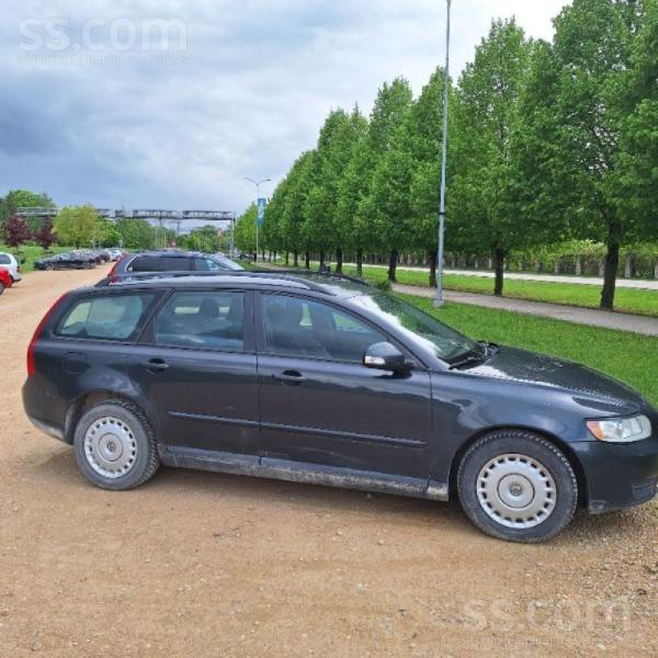 Black Volvo V50 2009 in Riga, with an engine capacity of 1.60 L and mileage of 449 thousand km for 1200 €, photo 3 on AUTOMOTO.COM.LV