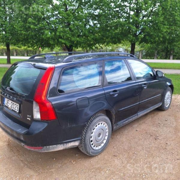 Black Volvo V50 2009 in Riga, with an engine capacity of 1.60 L and mileage of 449 thousand km for 1200 €, photo 4 on AUTOMOTO.COM.LV