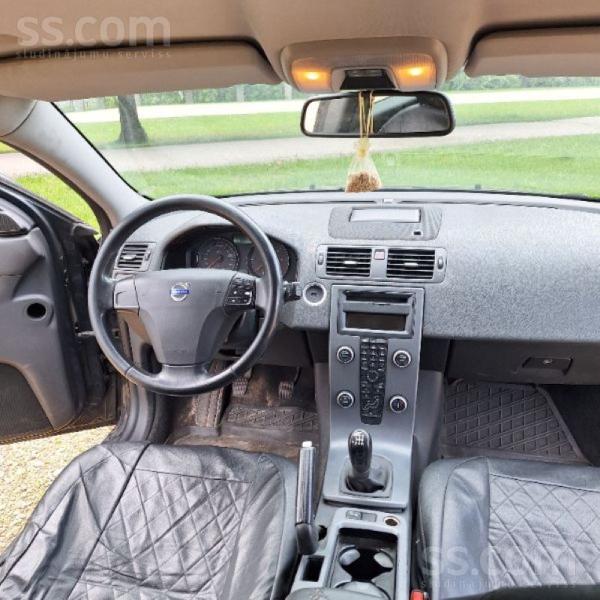 Black Volvo V50 2009 in Riga, with an engine capacity of 1.60 L and mileage of 449 thousand km for 1200 €, photo 5 on AUTOMOTO.COM.LV