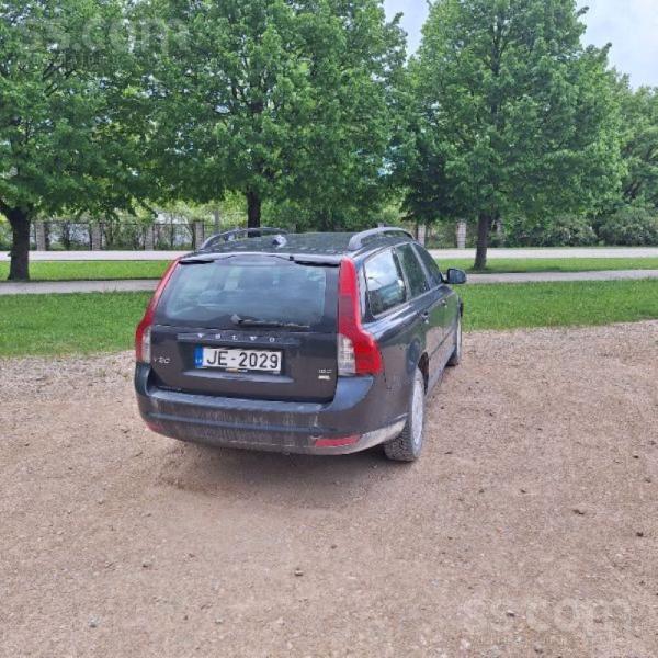 Black Volvo V50 2009 in Riga, with an engine capacity of 1.60 L and mileage of 449 thousand km for 1200 €, photo 9 on AUTOMOTO.COM.LV