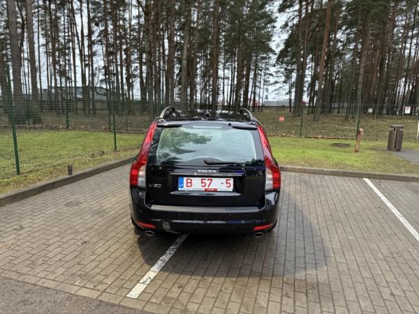 Black Volvo V50 2009 in Riga, with an engine capacity of 2.40 L and mileage of 279 thousand km for 3790 €, photo 6 on AUTOMOTO.COM.LV
