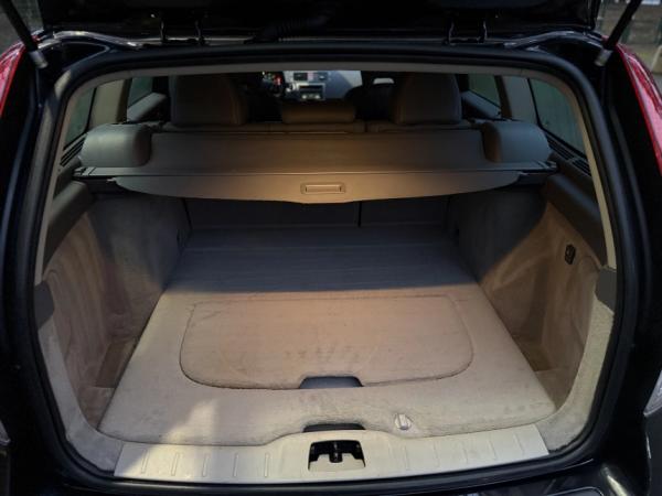 Black Volvo V50 2009 in Riga, with an engine capacity of 2.40 L and mileage of 279 thousand km for 3790 €, photo 10 on AUTOMOTO.COM.LV