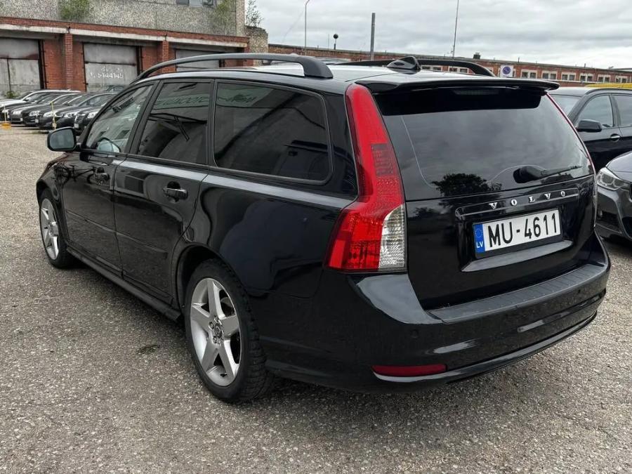 Melns Volvo V50 2009 Daugavpils, ar dzinēja tilpumu 2.00 L un nobraukumu 318 tūkst. km par 3590 €, foto 5 vietnē AUTOMOTO.COM.LV