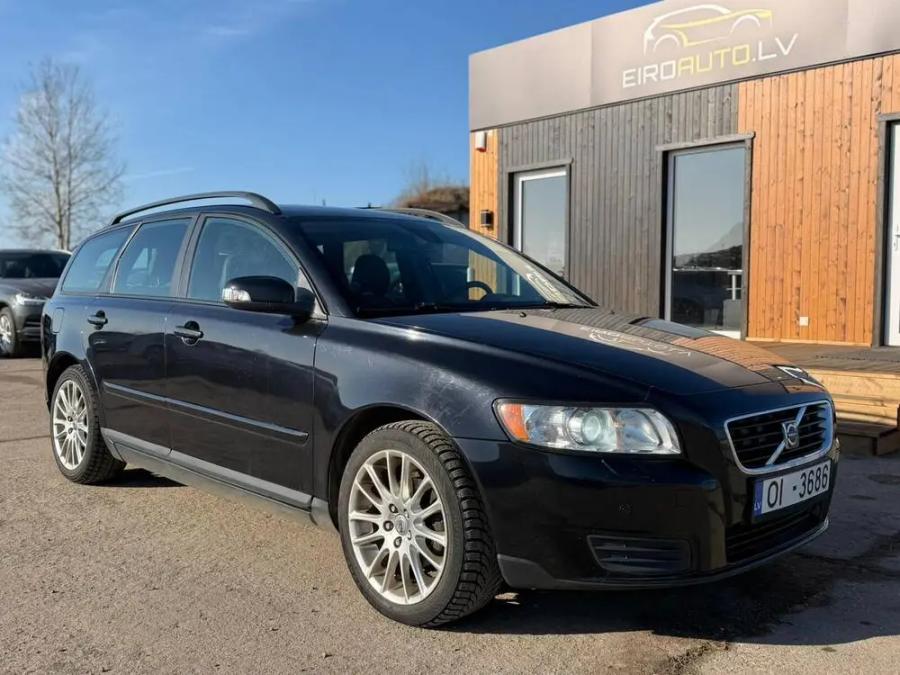 Черный Вольво В50 2009 в Рига, объемом двигателя 1.60 л и пробегом 322 тыс. км за 1890 €, фото 1 на AUTOMOTO.COM.LV
