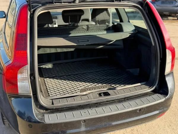 Black Volvo V50 2009 in Riga, with an engine capacity of 1.60 L and mileage of 322 thousand km for 1890 €, photo 4 on AUTOMOTO.COM.LV