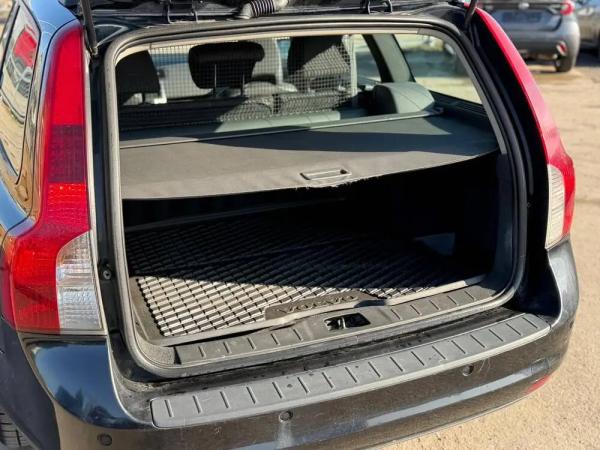 Black Volvo V50 2009 in Riga, with an engine capacity of 1.60 L and mileage of 322 thousand km for 1890 €, photo 5 on AUTOMOTO.COM.LV