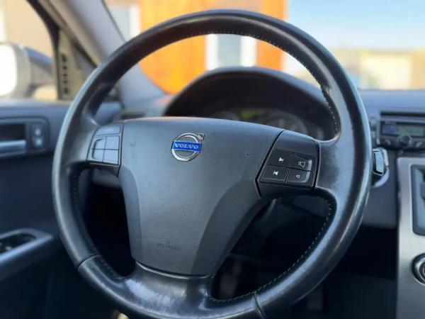 Black Volvo V50 2009 in Riga, with an engine capacity of 1.60 L and mileage of 322 thousand km for 1890 €, photo 10 on AUTOMOTO.COM.LV