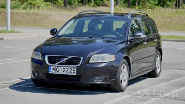 Black Volvo V50 2009 in Riga, with an engine capacity of 1.60 L and mileage of 311 thousand km for 2500 €, photo 2 on AUTOMOTO.COM.LV