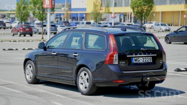 Black Volvo V50 2009 in Riga, with an engine capacity of 1.60 L and mileage of 311 thousand km for 2500 €, photo 4 on AUTOMOTO.COM.LV