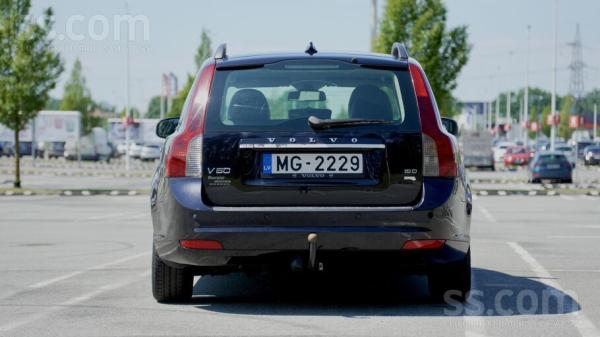 Black Volvo V50 2009 in Riga, with an engine capacity of 1.60 L and mileage of 311 thousand km for 2500 €, photo 5 on AUTOMOTO.COM.LV
