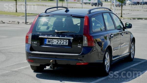 Black Volvo V50 2009 in Riga, with an engine capacity of 1.60 L and mileage of 311 thousand km for 2500 €, photo 6 on AUTOMOTO.COM.LV