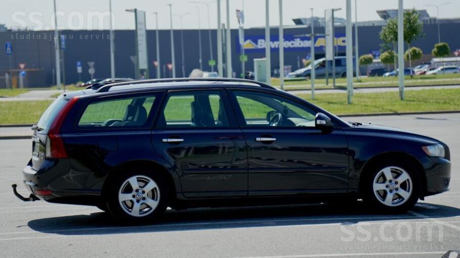 Black Volvo V50 2009 in Riga, with an engine capacity of 1.60 L and mileage of 311 thousand km for 2500 €, photo 8 on AUTOMOTO.COM.LV