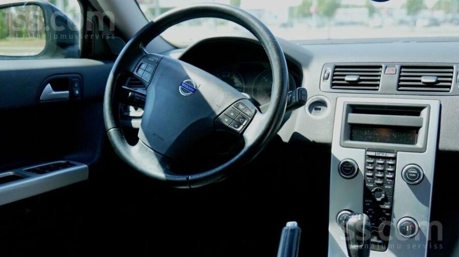 Black Volvo V50 2009 in Riga, with an engine capacity of 1.60 L and mileage of 311 thousand km for 2500 €, photo 13 on AUTOMOTO.COM.LV