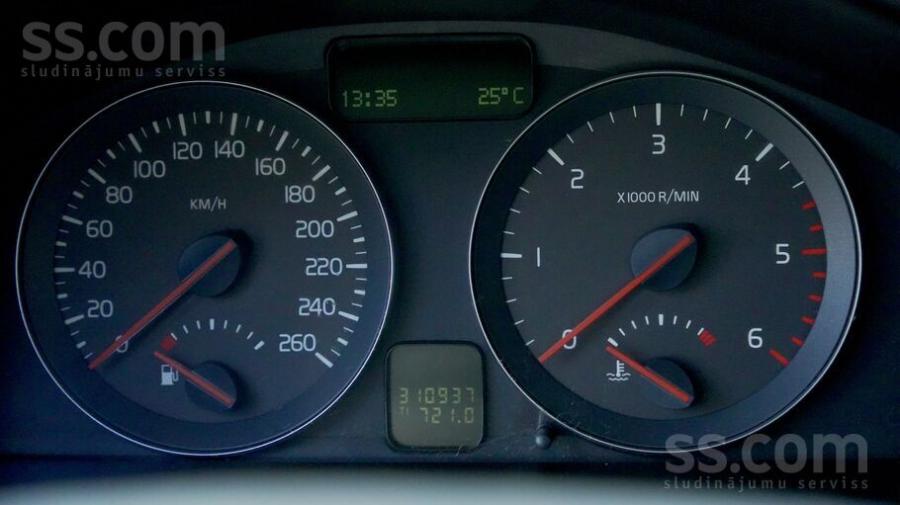 Black Volvo V50 2009 in Riga, with an engine capacity of 1.60 L and mileage of 311 thousand km for 2500 €, photo 16 on AUTOMOTO.COM.LV