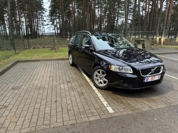 Black Volvo V50 2009 in Riga, with an engine capacity of 2.40 L and mileage of 279 thousand km for 2000 €, photo 2 on AUTOMOTO.COM.LV