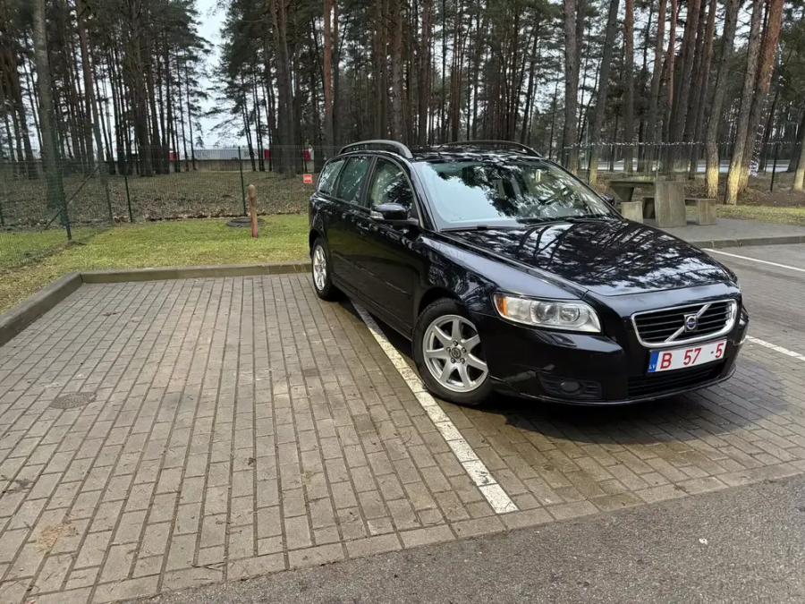Black Volvo V50 2009 in Riga, with an engine capacity of 2.40 L and mileage of 279 thousand km for 2000 €, photo 3 on AUTOMOTO.COM.LV