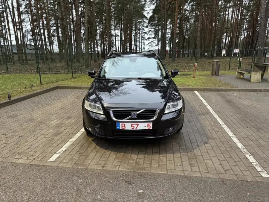 Black Volvo V50 2009 in Riga, with an engine capacity of 2.40 L and mileage of 279 thousand km for 2000 €, photo 4 on AUTOMOTO.COM.LV