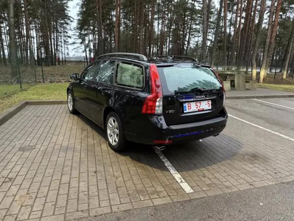 Black Volvo V50 2009 in Riga, with an engine capacity of 2.40 L and mileage of 279 thousand km for 2000 €, photo 5 on AUTOMOTO.COM.LV