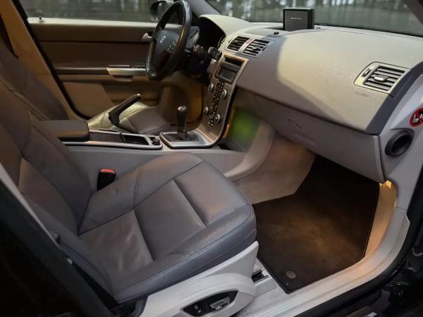 Black Volvo V50 2009 in Riga, with an engine capacity of 2.40 L and mileage of 279 thousand km for 2000 €, photo 8 on AUTOMOTO.COM.LV
