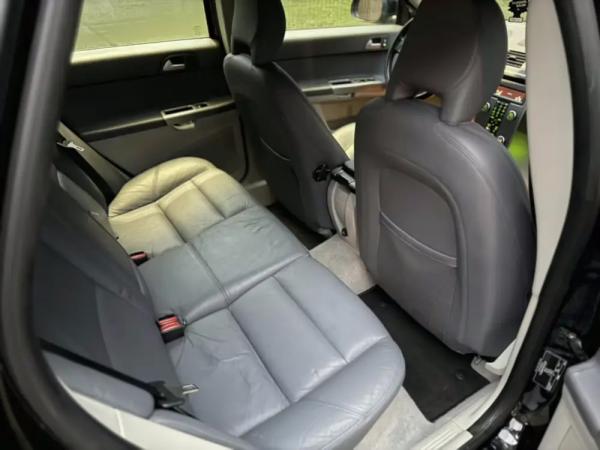 Black Volvo V50 2009 in Riga, with an engine capacity of 2.40 L and mileage of 279 thousand km for 2000 €, photo 9 on AUTOMOTO.COM.LV