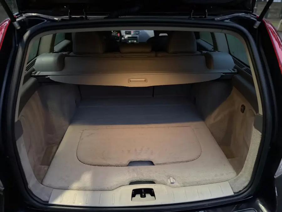 Black Volvo V50 2009 in Riga, with an engine capacity of 2.40 L and mileage of 279 thousand km for 2000 €, photo 11 on AUTOMOTO.COM.LV