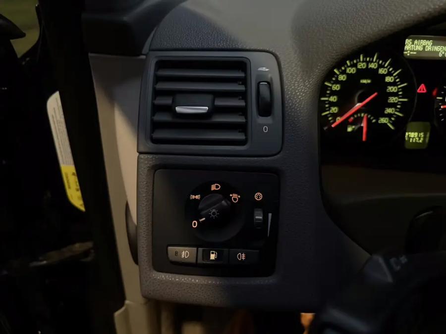 Black Volvo V50 2009 in Riga, with an engine capacity of 2.40 L and mileage of 279 thousand km for 2000 €, photo 19 on AUTOMOTO.COM.LV