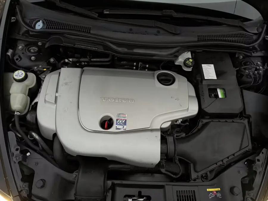 Black Volvo V50 2009 in Riga, with an engine capacity of 2.40 L and mileage of 279 thousand km for 2000 €, photo 22 on AUTOMOTO.COM.LV
