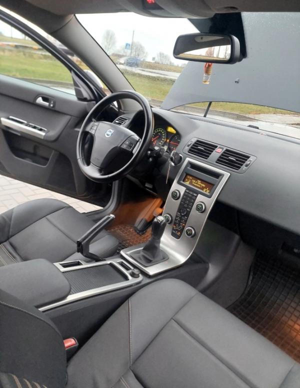 Black Volvo V50 2009 in Riga, with an engine capacity of 2.00 L and mileage of 289 thousand km for 3990 €, photo 10 on AUTOMOTO.COM.LV