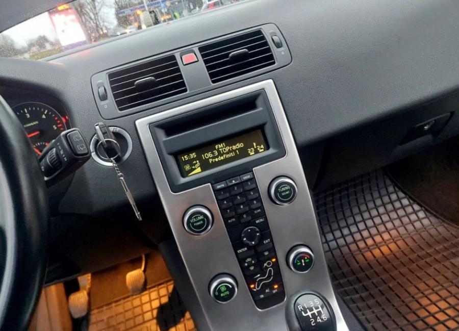 Melns Volvo V50 2009 Rīga, ar dzinēja tilpumu 2.00 L un nobraukumu 289 tūkst. km par 3990 €, foto 17 vietnē AUTOMOTO.COM.LV