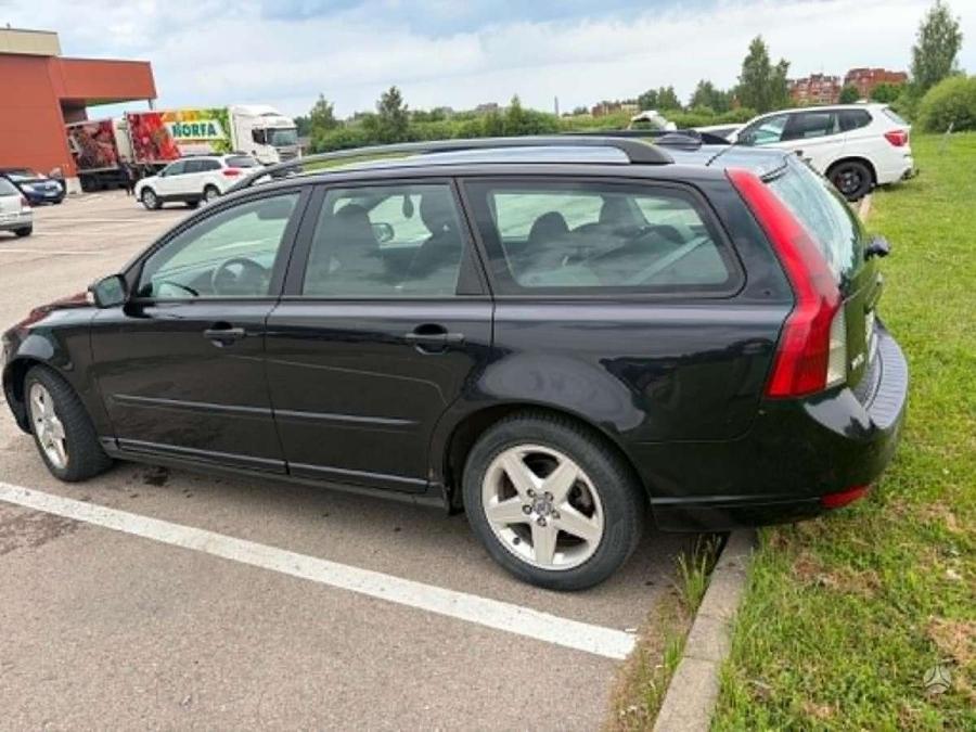 Black Volvo V50 2009 in Kaisiadorys, with an engine capacity of 2.00 L and mileage of 327 thousand km for 1650 €, photo 4 on AUTOMOTO.COM.LV