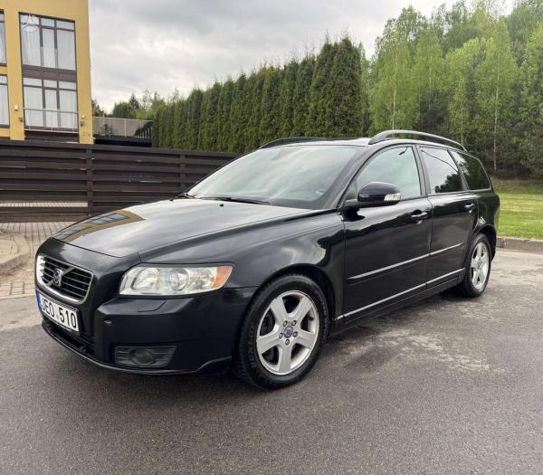 Black Volvo V50 2009 in Vilnius, with an engine capacity of 2.00 L and mileage of 370 thousand km for 1350 €, photo 1 on AUTOMOTO.COM.LV