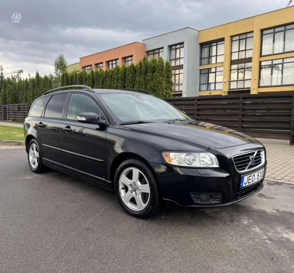 Black Volvo V50 2009 in Vilnius, with an engine capacity of 2.00 L and mileage of 370 thousand km for 1350 €, photo 2 on AUTOMOTO.COM.LV