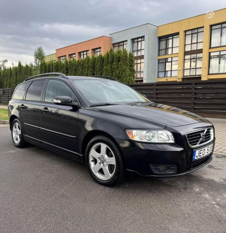 Black Volvo V50 2009 in Vilnius, with an engine capacity of 2.00 L and mileage of 370 thousand km for 1350 €, photo 1 on AUTOMOTO.COM.LV