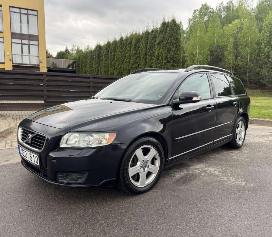 Black Volvo V50 2009 in Vilnius, with an engine capacity of 2.00 L and mileage of 370 thousand km for 1350 €, photo 3 on AUTOMOTO.COM.LV