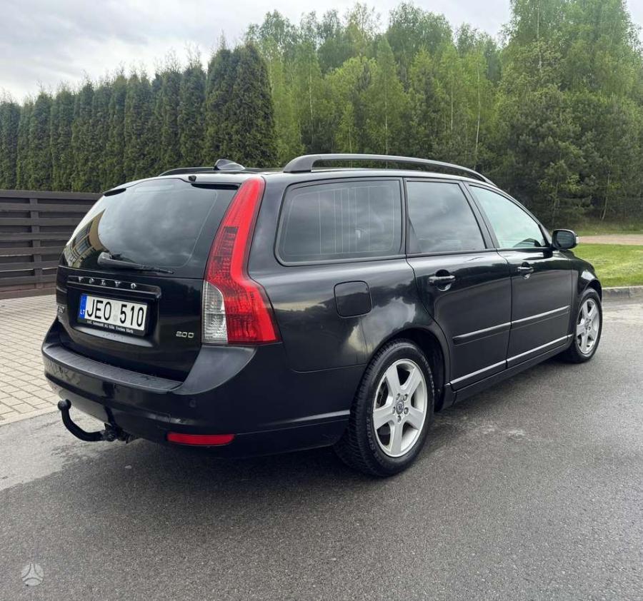 Black Volvo V50 2009 in Vilnius, with an engine capacity of 2.00 L and mileage of 370 thousand km for 1350 €, photo 4 on AUTOMOTO.COM.LV