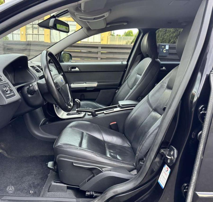 Black Volvo V50 2009 in Vilnius, with an engine capacity of 2.00 L and mileage of 370 thousand km for 1350 €, photo 15 on AUTOMOTO.COM.LV