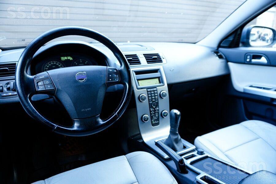 Black Volvo V50 2009 in Riga, with an engine capacity of 2.00 L and mileage of 363 thousand km for 3290 €, photo 10 on AUTOMOTO.COM.LV