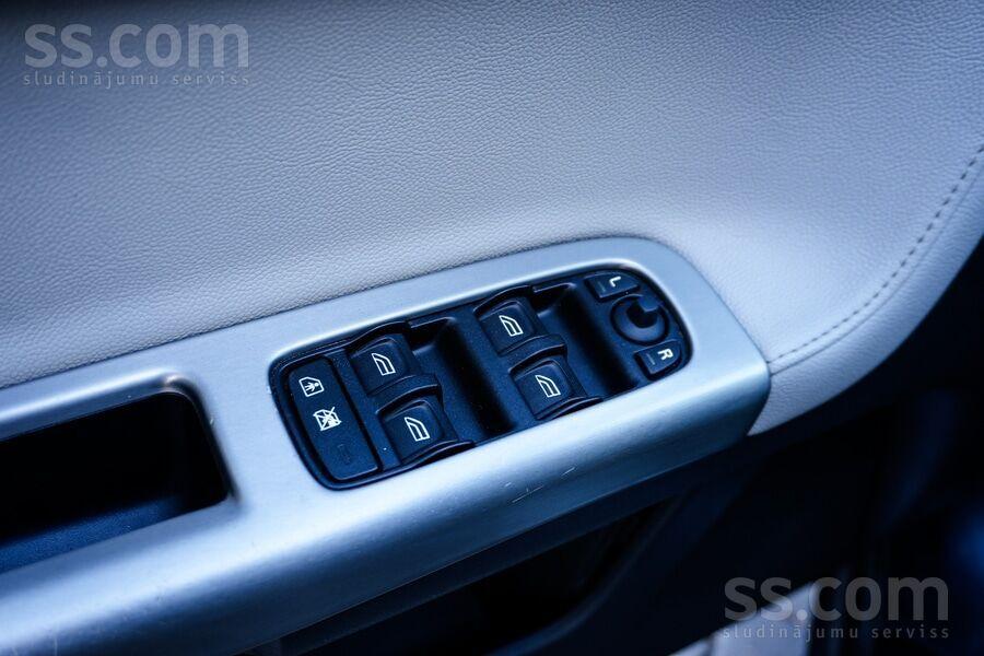 Black Volvo V50 2009 in Riga, with an engine capacity of 2.00 L and mileage of 363 thousand km for 3290 €, photo 11 on AUTOMOTO.COM.LV