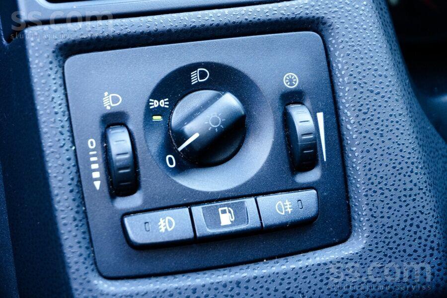Black Volvo V50 2009 in Riga, with an engine capacity of 2.00 L and mileage of 363 thousand km for 3290 €, photo 13 on AUTOMOTO.COM.LV