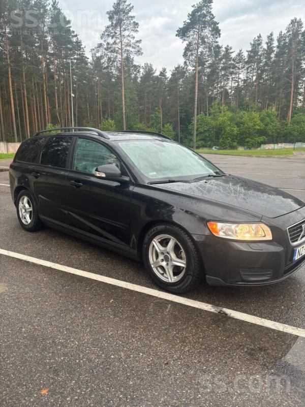 Black Volvo V50 2009 in Kraslava, with an engine capacity of 1.60 L and mileage of 252 thousand km for 1720 €, photo 1 on AUTOMOTO.COM.LV