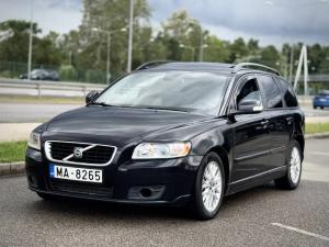 Melns Volvo V50 2009 Rīga, ar dzinēja tilpumu 2.40 L un nobraukumu 317 tūkst. km par 1500 €, foto  vietnē AUTOMOTO.COM.LV