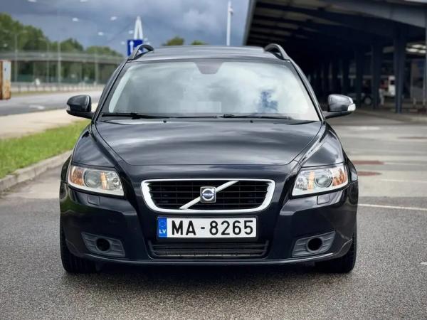 Melns Volvo V50 2009 Rīga, ar dzinēja tilpumu 2.40 L un nobraukumu 317 tūkst. km par 1500 €, foto 2 vietnē AUTOMOTO.COM.LV